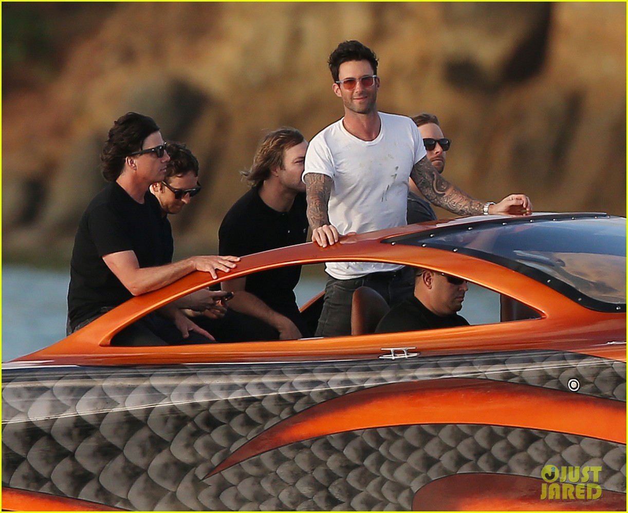 Adam Levine Films Video With The Vs Angels In Puerto Rico Photo 3279187 Adam Levine 