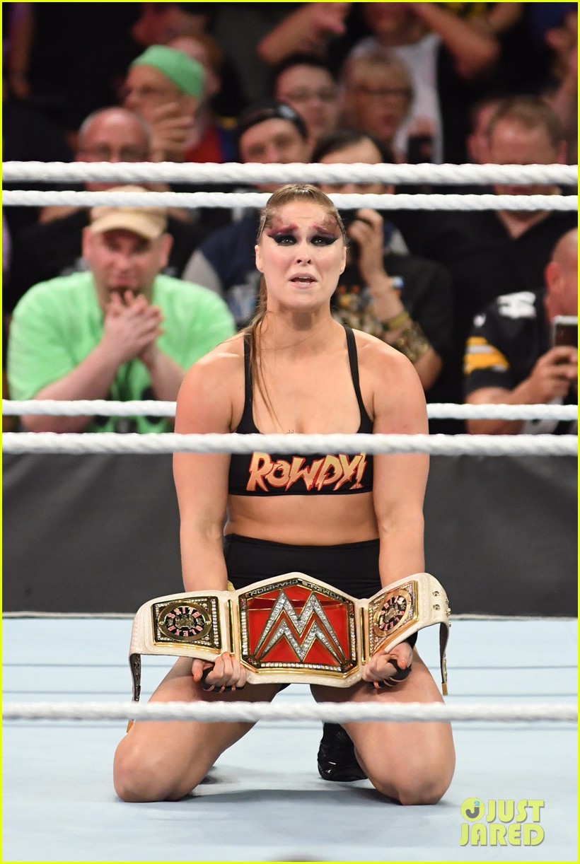 Ronda Rousey Wins Wwe Raw Womens Title At Summerslam Photo 4131204