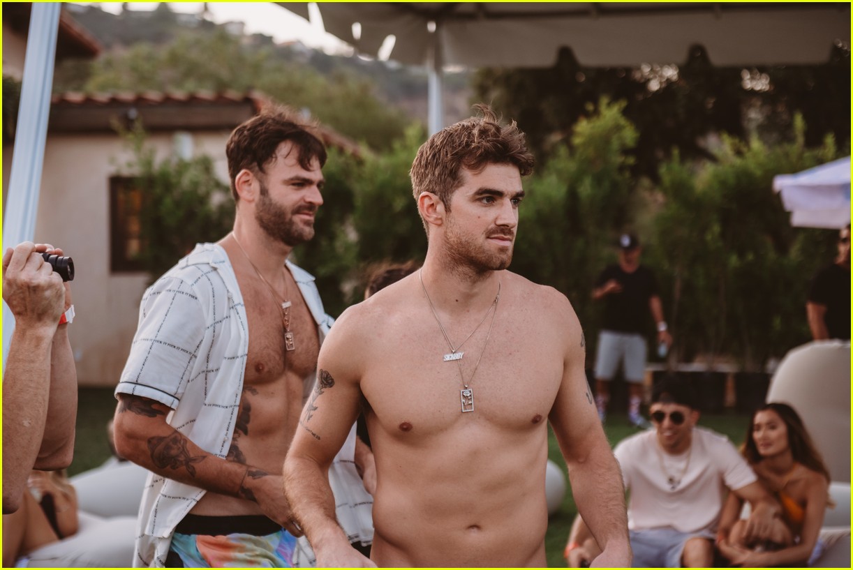 The Chainsmokers' Alex Pall & Drew Taggart Goes Shirtless at an L.A. Pool Party!: Photo 4345775 ...