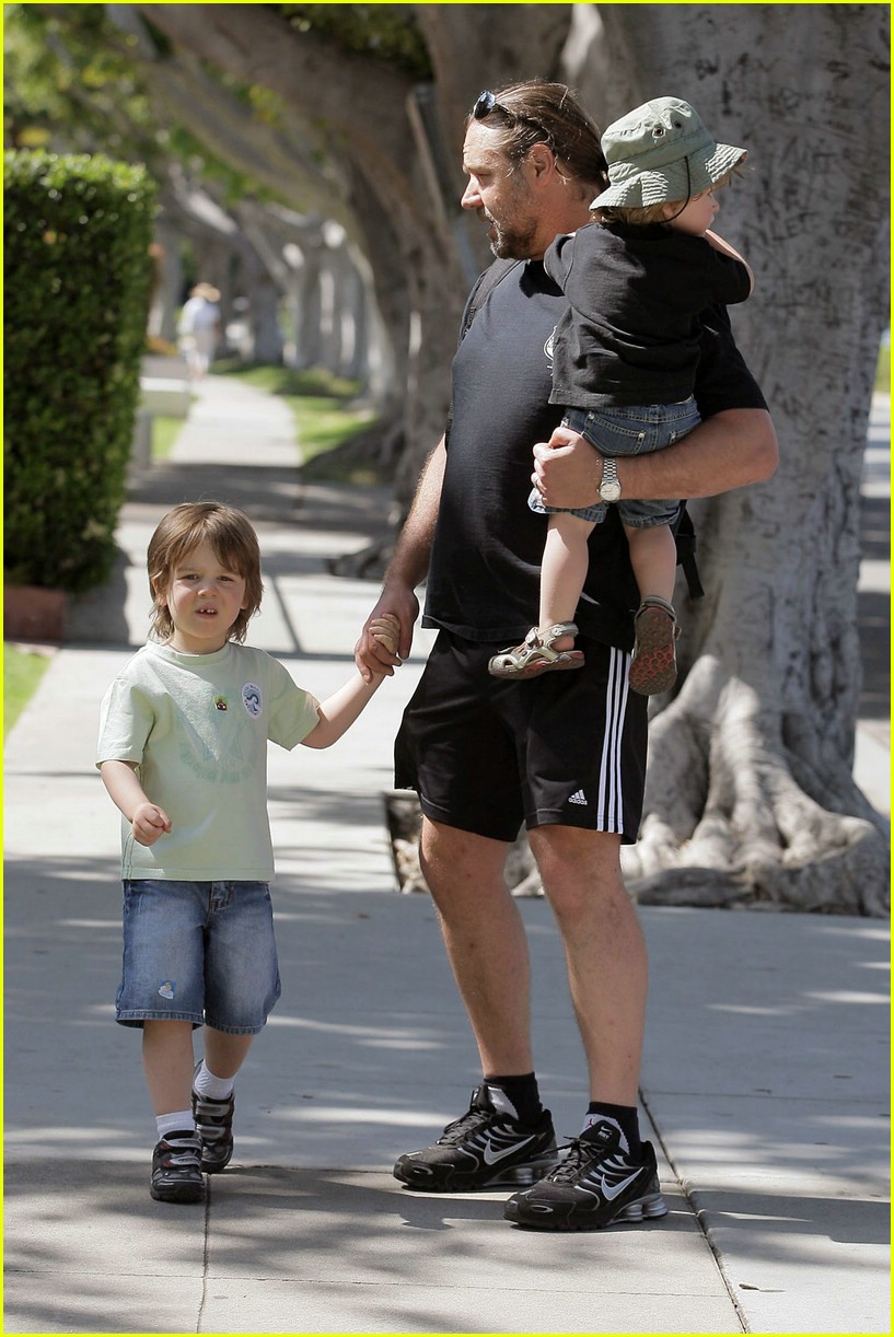 Russell Crowe: Kids and Cigarettes Don't Mix! : Photo 1091811 ...