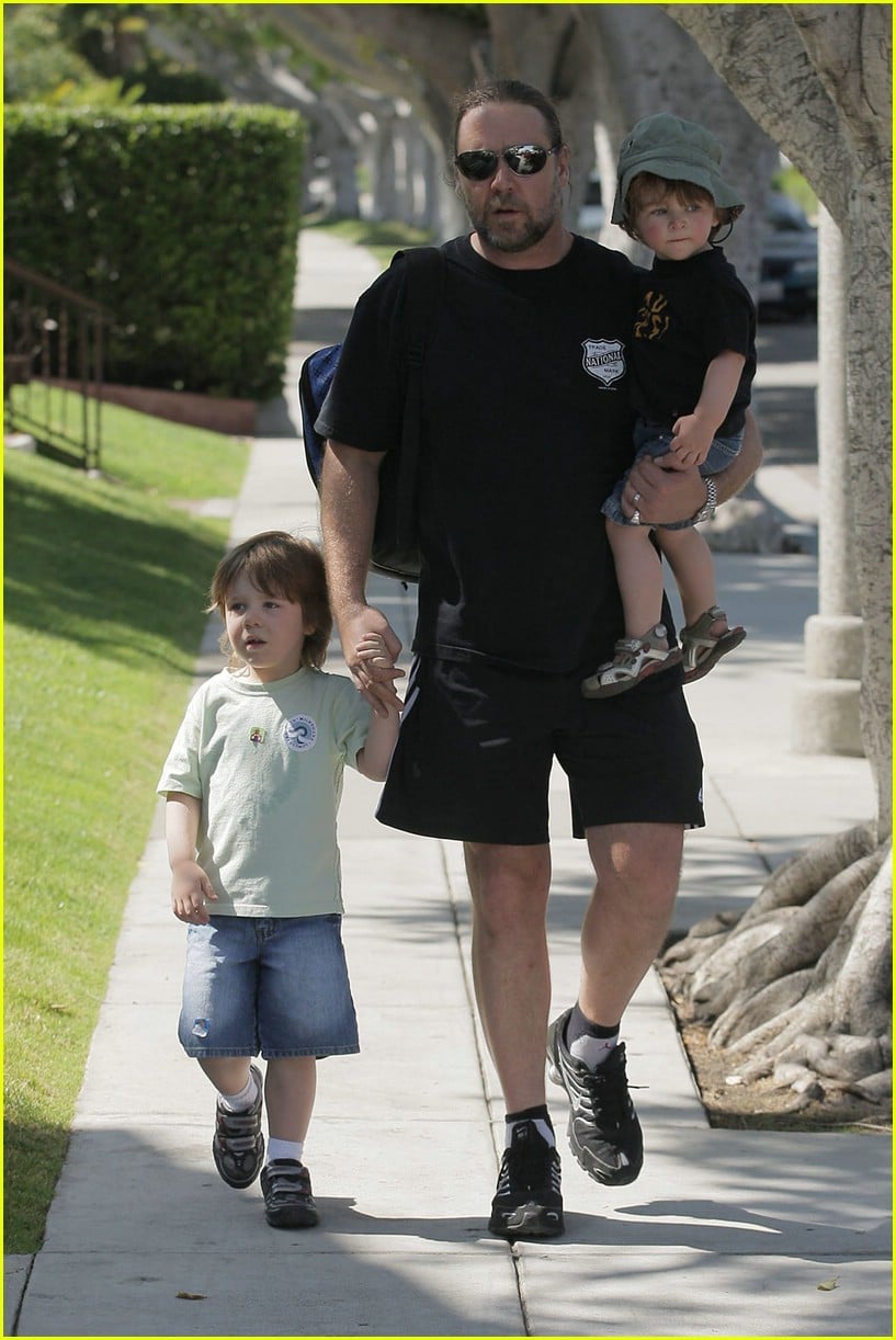 Russell Crowe: Kids and Cigarettes Don't Mix! : Photo 1091881 ...