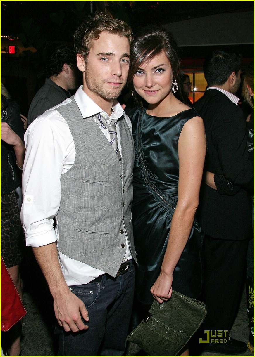 Jessica Stroup Boyfriend Dustin Milligan