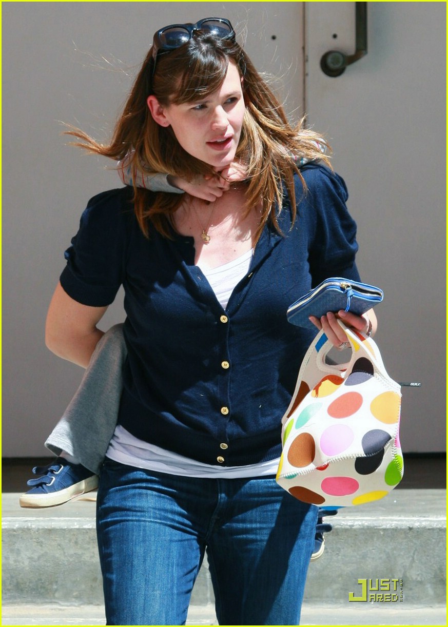 Violet Affleck: Piggyback Ride!: Photo 1843031 | Ben Affleck, Celebrity ...