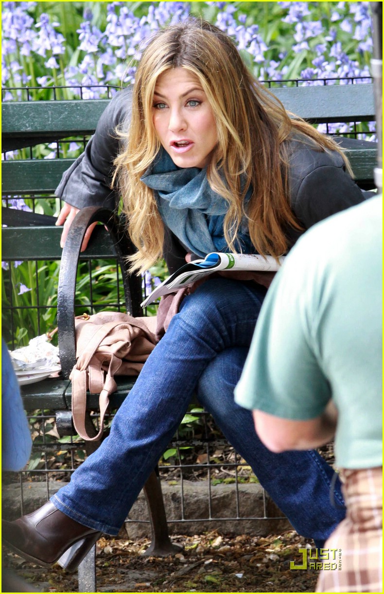Jennifer Aniston Plays In Central Park: Photo 1921351 | Jennifer ...