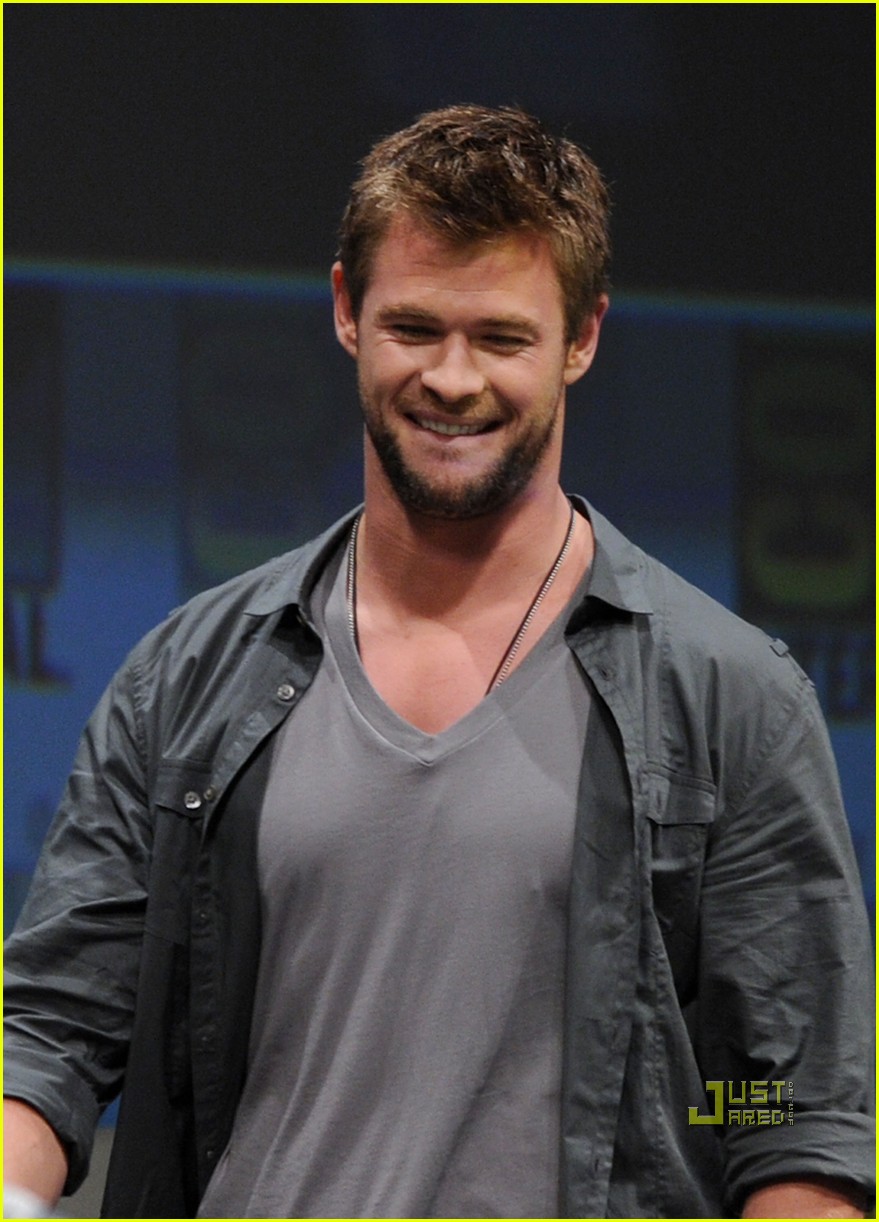 Chris Hemsworth Thors Out at Comic-Con: Photo 2468874 | Chris Hemsworth ...