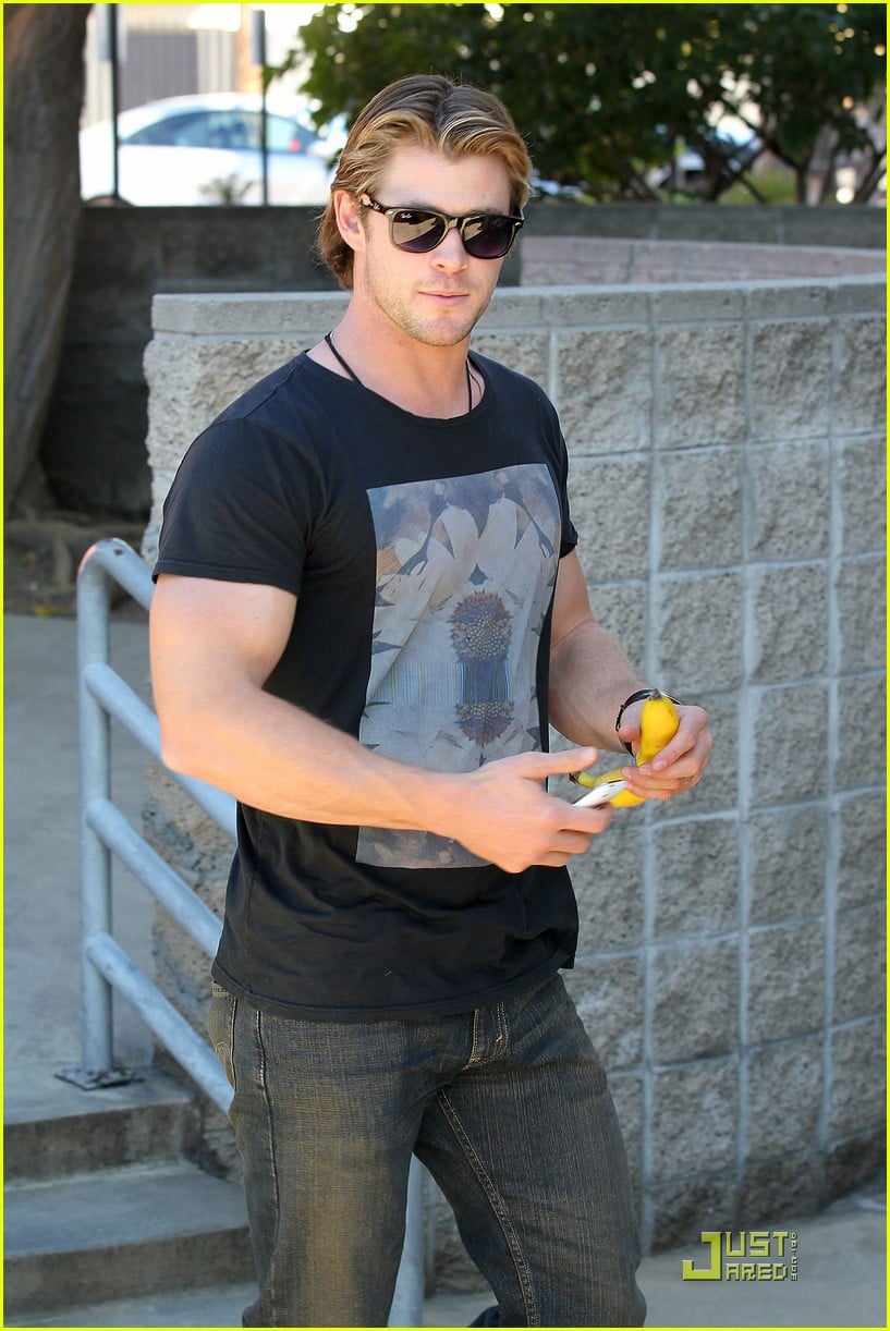 Chris Hemsworth: Bulging Biceps!: Photo 2517777 | Chris Hemsworth ...