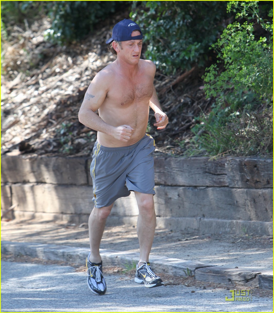 Sean Penn: Shirtless Jogging In Malibu: Photo 2532805 | Sean Penn ...