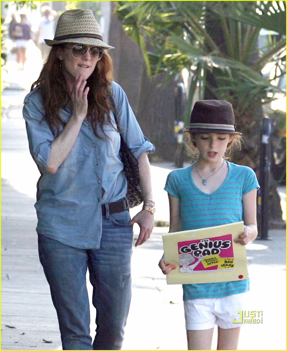 Julianne Moore: Venice Stroll with Liv!: Photo 2560104 | Bart ...