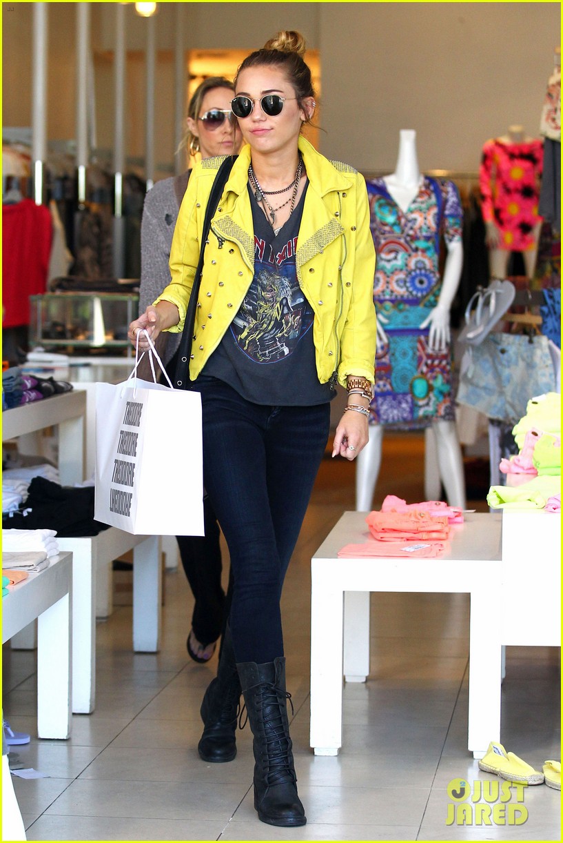 Miley Cyrus & Demi Moore: 'LOL' Official Trailer!: Photo 2647428 ...