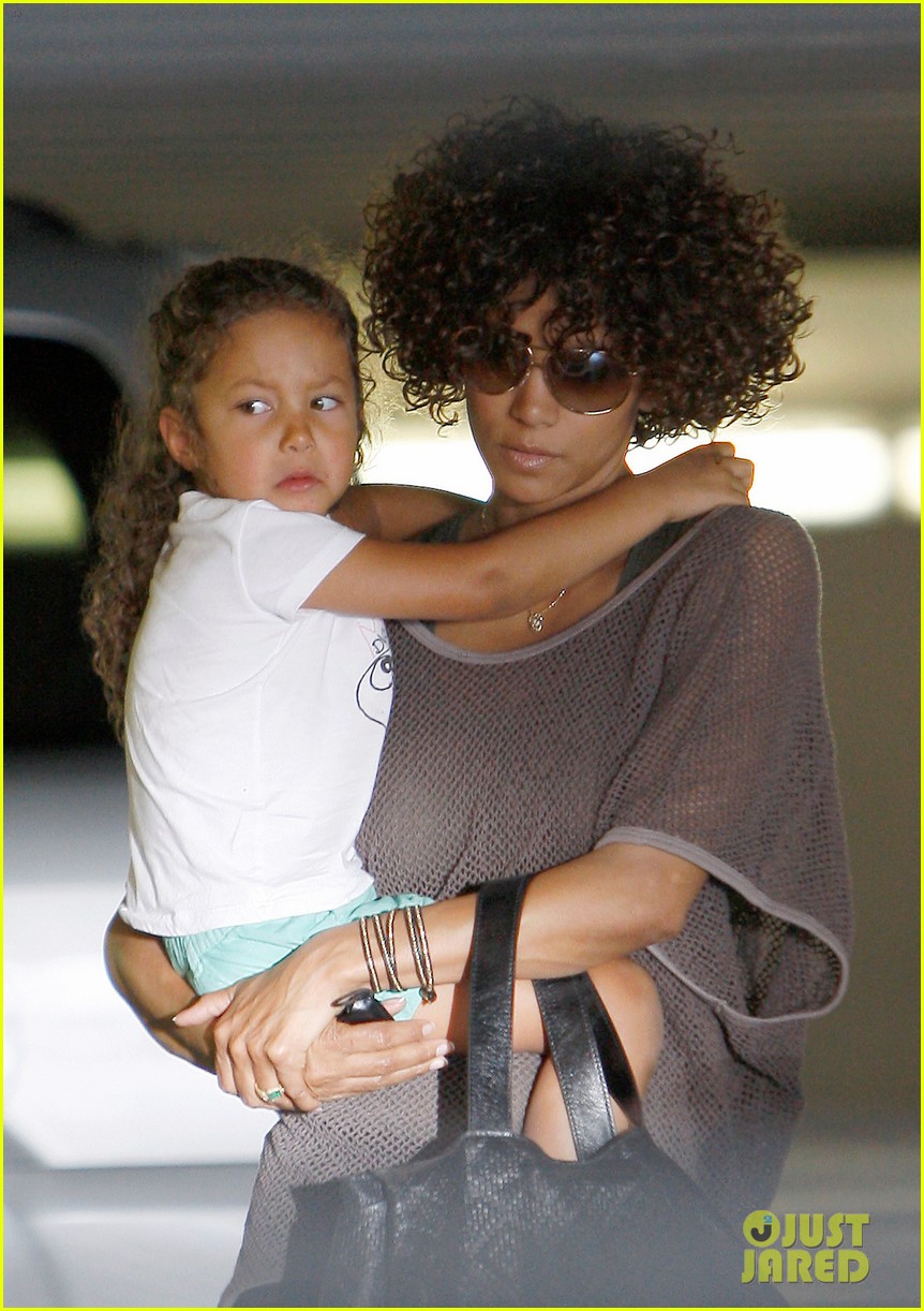 Halle Berry & Nahla: CVS Stop!: Photo 2663173 | Celebrity Babies ...