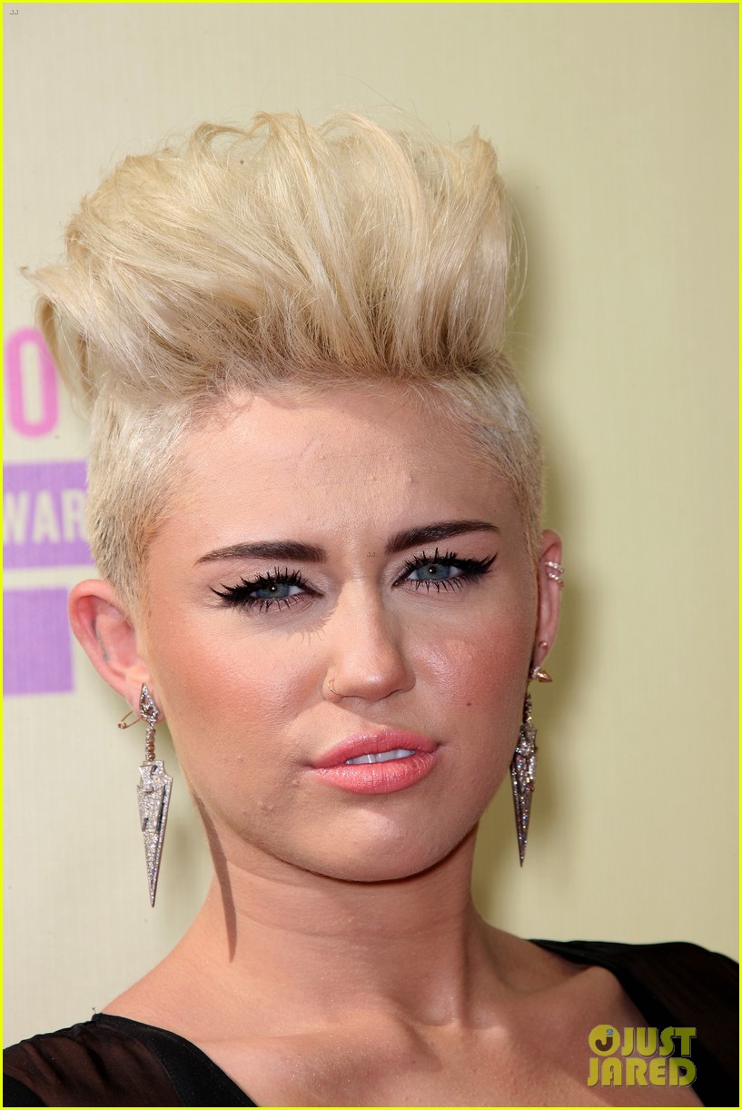 Miley Cyrus - MTV VMAs 2012 Red Carpet: Photo 2715592 | 2012 MTV VMAs ...