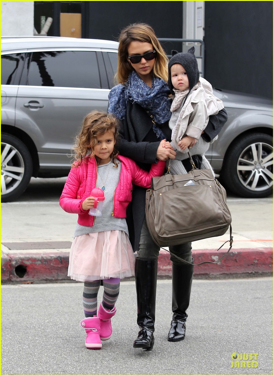 Jessica Alba: Tavern Lunch with the Kids!: Photo 2772652 | Cash Warren ...