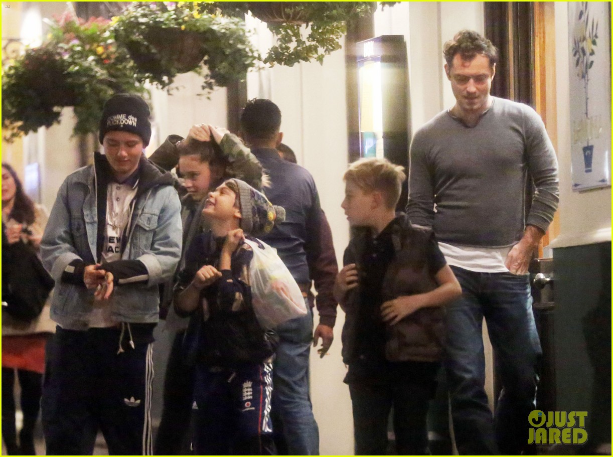 Jude Law: Saturday Night Dinner with the Kids!: Photo 2767936 ...