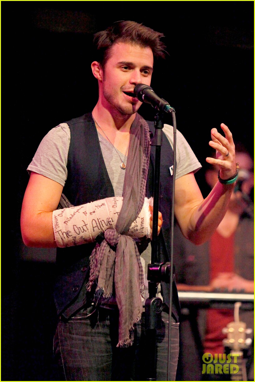 Kris Allen Performs with Broken Wrist After Car Accident: Photo 2789873 ...