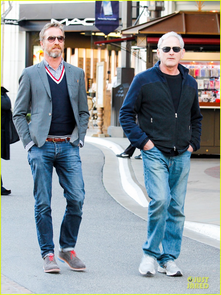 Victor Garber & Rainer Andreesen: Grove Shopping Couple!: Photo 2817346 ...