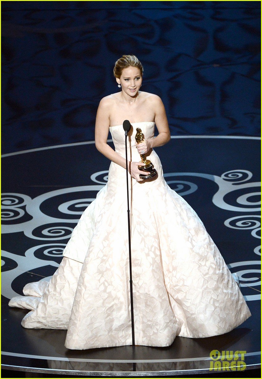 Jennifer Lawrence Wins Best Actress Oscar, Falls on Stage: Photo ...