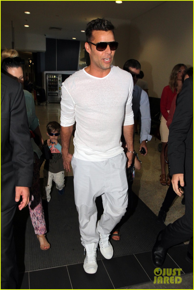 Ricky Martin: Sydney Arrival with Matteo & Valentino!: Photo 2825495 ...