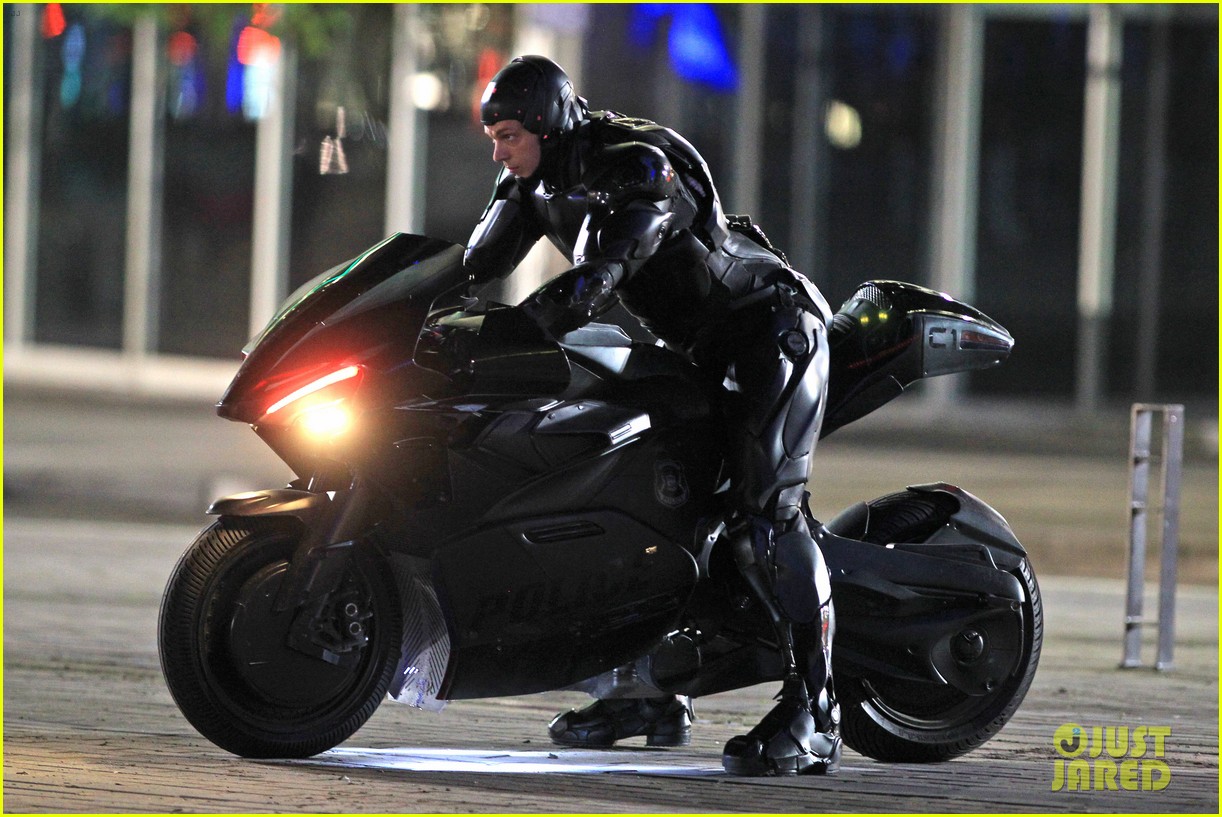 Joel Kinnaman Suits Up in Costume for 'Robocop' Reshoots: Photo 2868918 ...