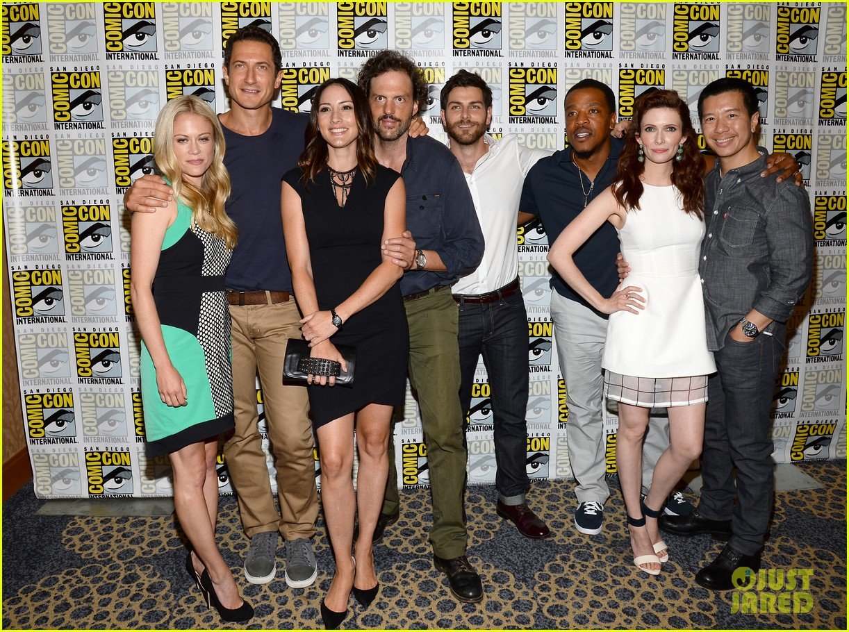 'Revolution' & 'Grimm' Casts Attend Comic-Con Panels!: Photo 2913601 ...