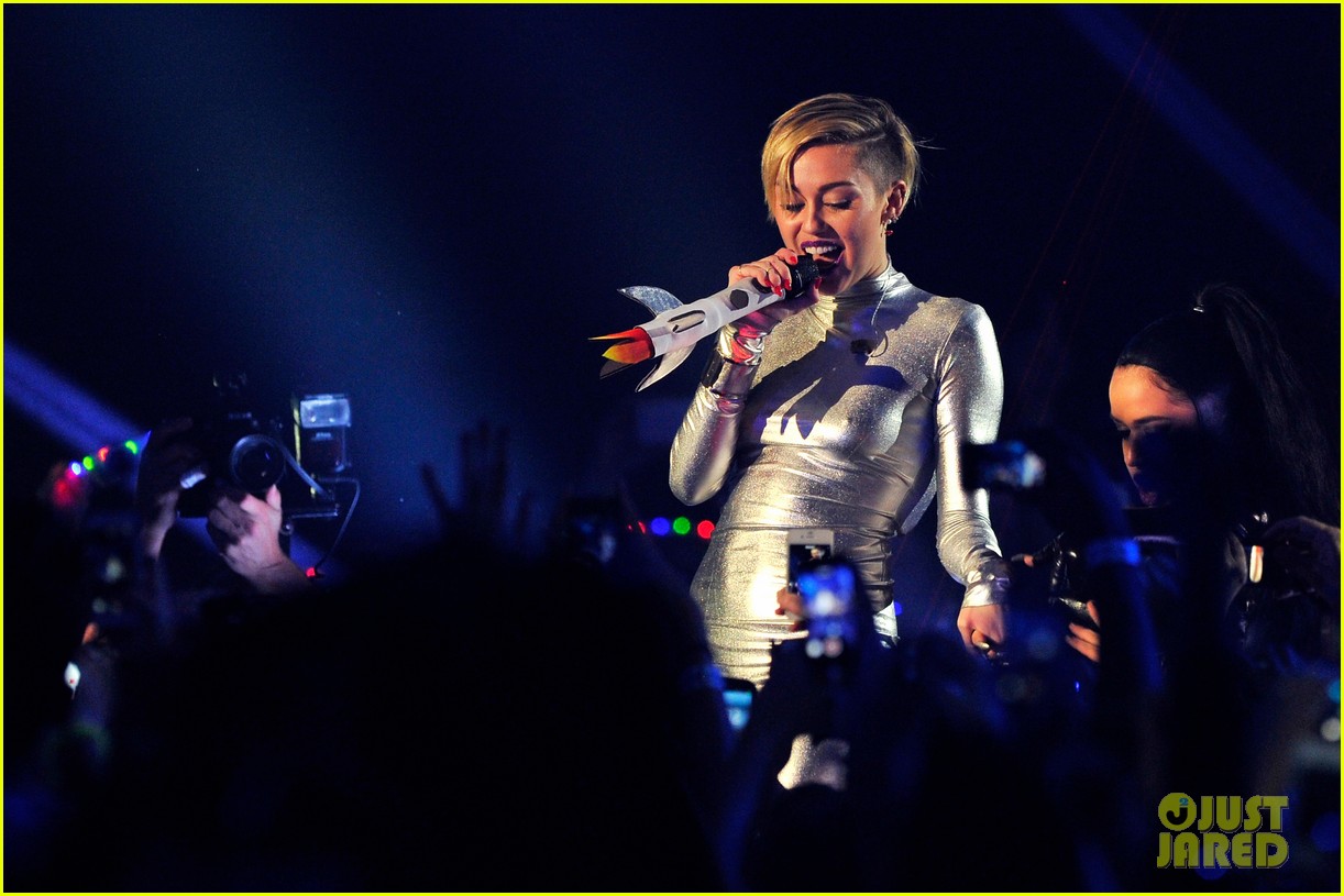 Miley Cyrus: 'We Can't Stop' at MTV EMA 2013 (Video): Photo 2989856 ...