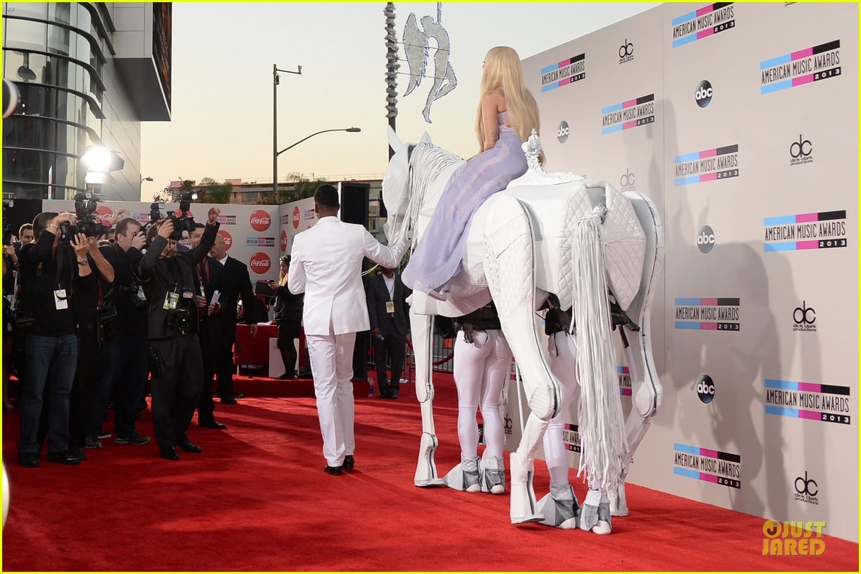Lady Gaga Rides 'Horse' on AMAs 2013 Red Carpet: Photo 2999337 | 2013 ...