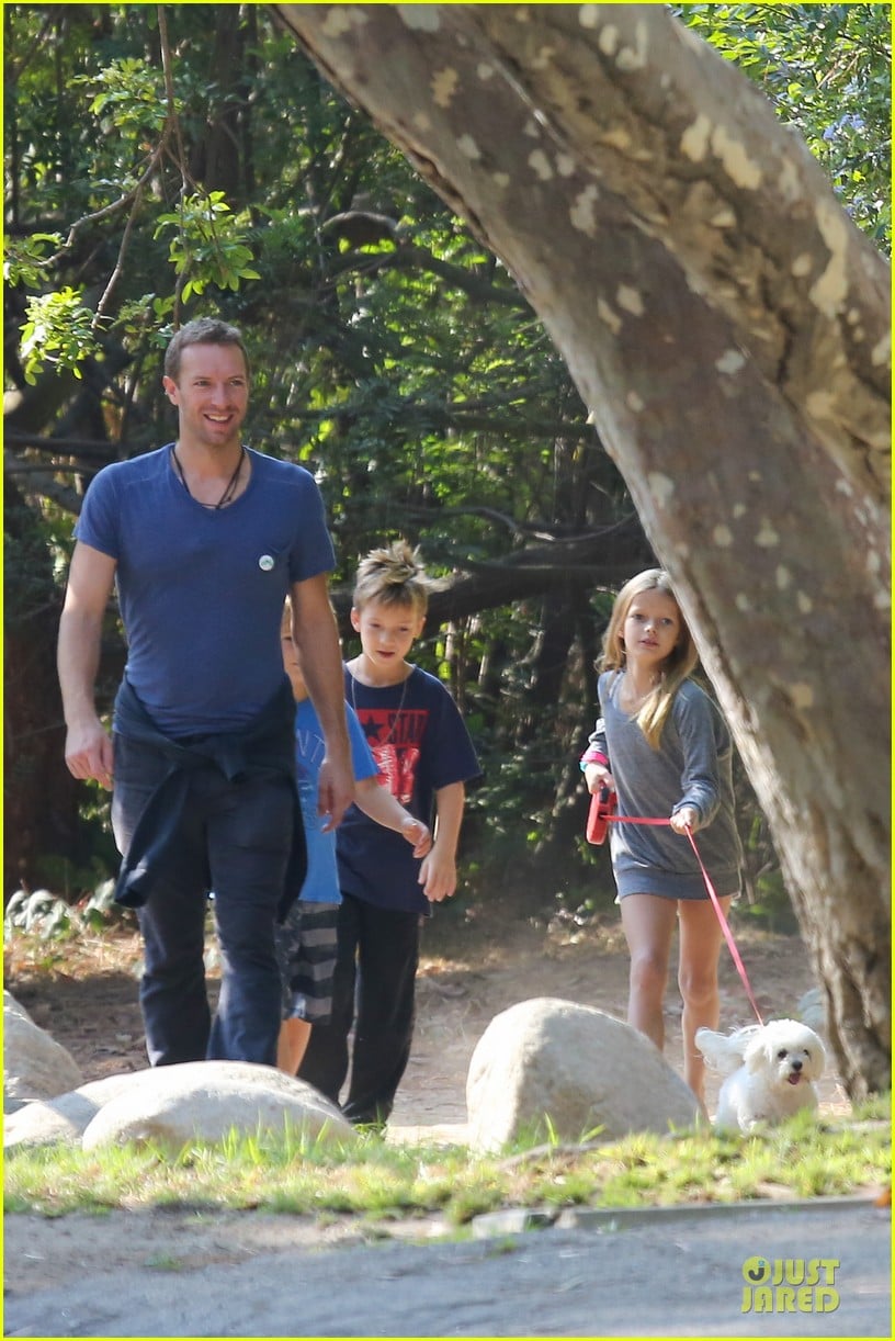 Chris Martin: Stroll with Kids After Kanye West Concert: Photo 2986666 ...