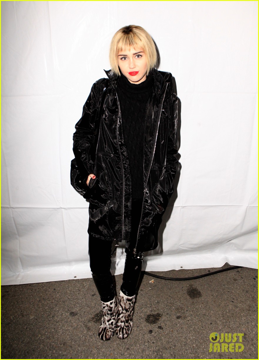Miley Cyrus Debuts Short Bob Hairdo at KROQ Christmas: Photo 3007457 ...
