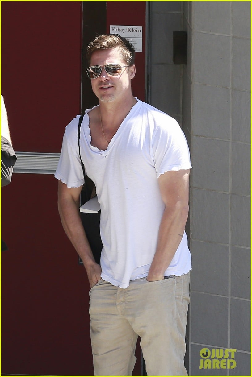 Brad Pitt Looks Super Handsome While Checking Out an Art Gallery - See ...