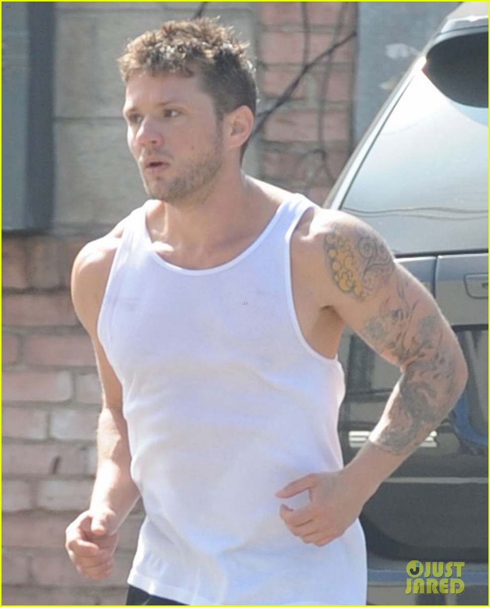 Ryan Phillippe Flaunts His Buff Biceps During a Jog!: Photo 3125005 ...