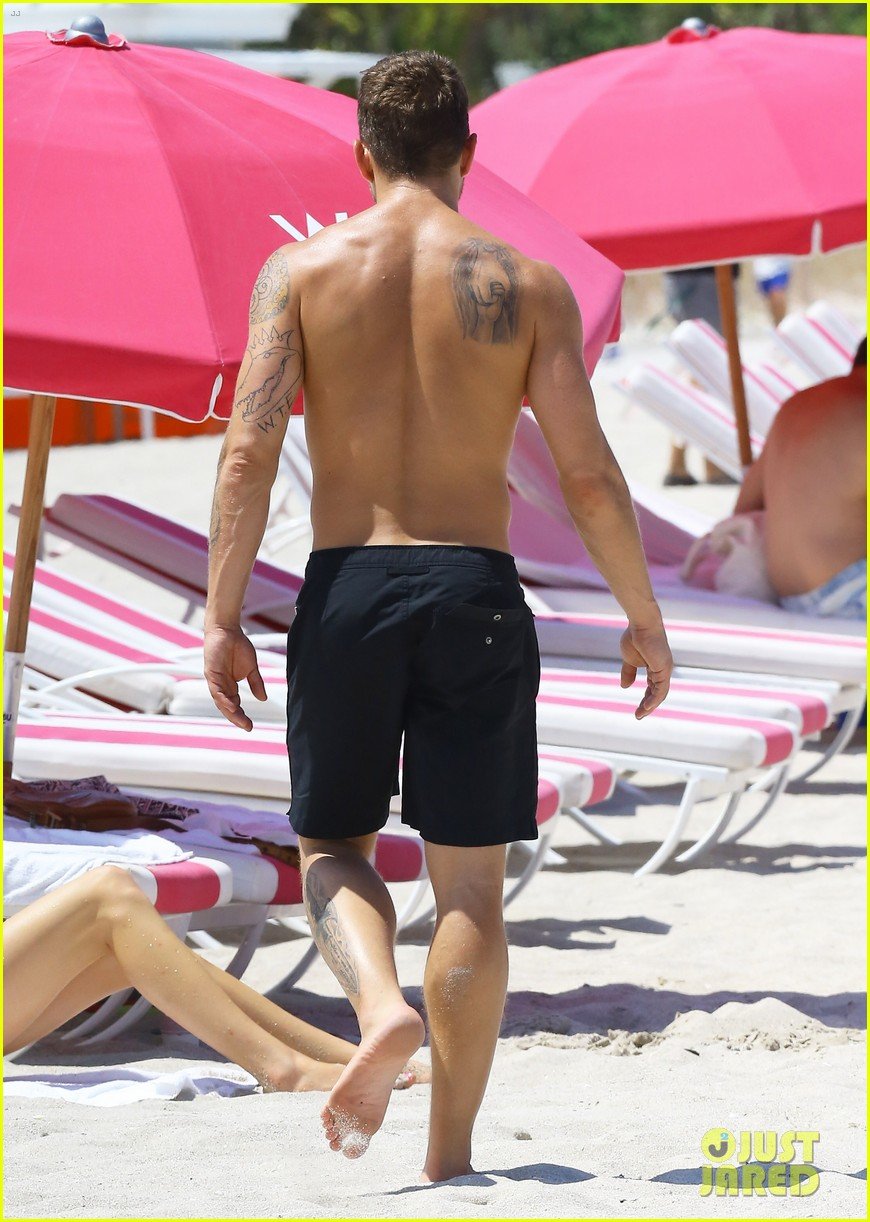 Ryan Phillippe looking swole while on the beach with his model bae ...