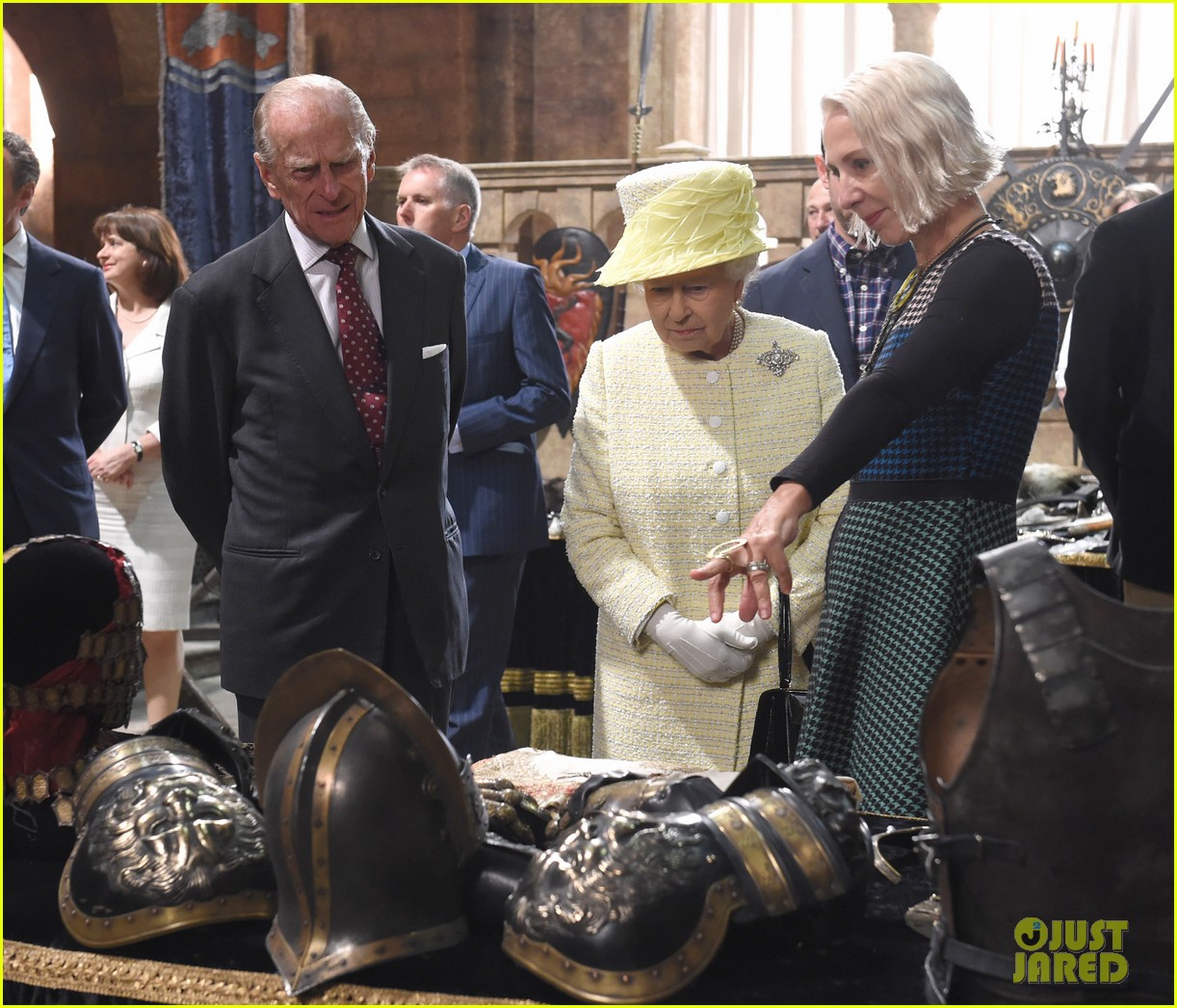 Queen Elizabeth Visits 'Game of Thrones' Set, Meets Cast Members Kit ...