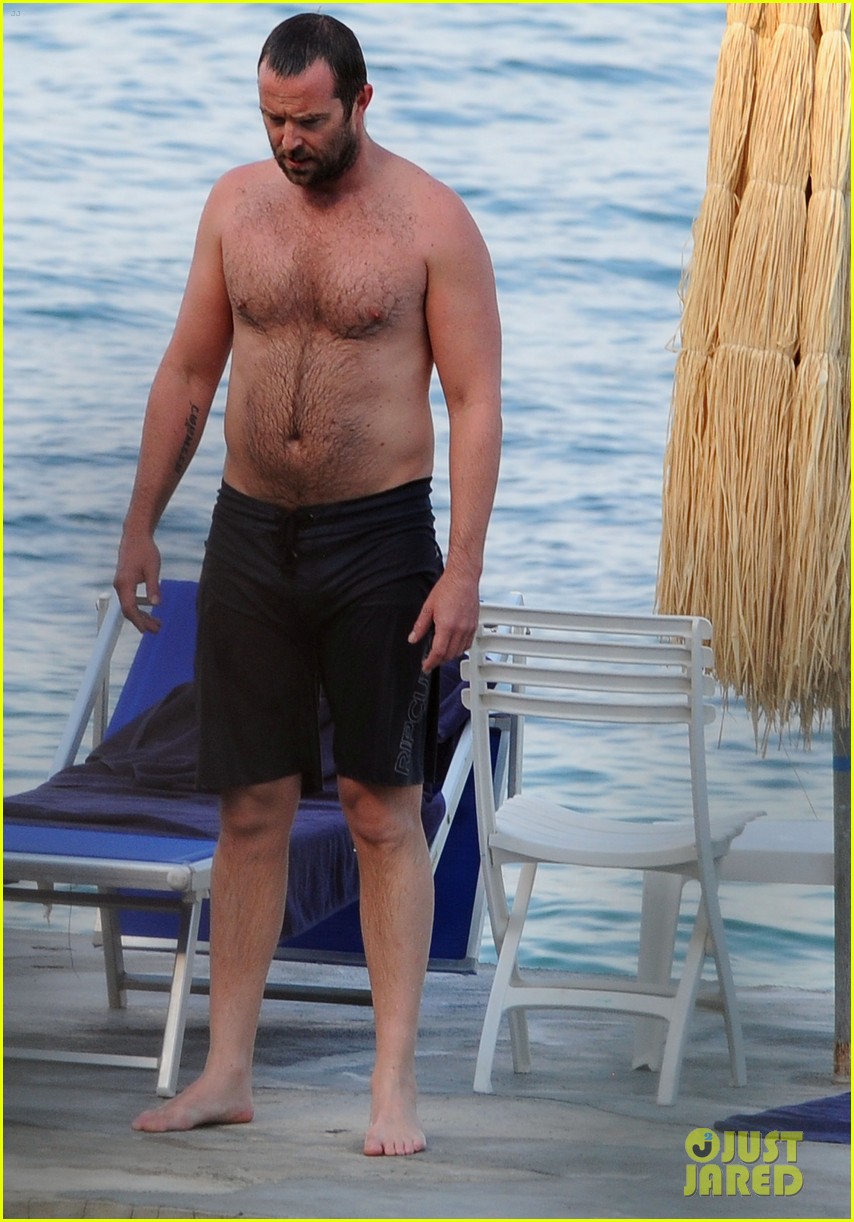 300: Rise of an Empire's Sullivan Stapleton Strips Down Shirtless For ...