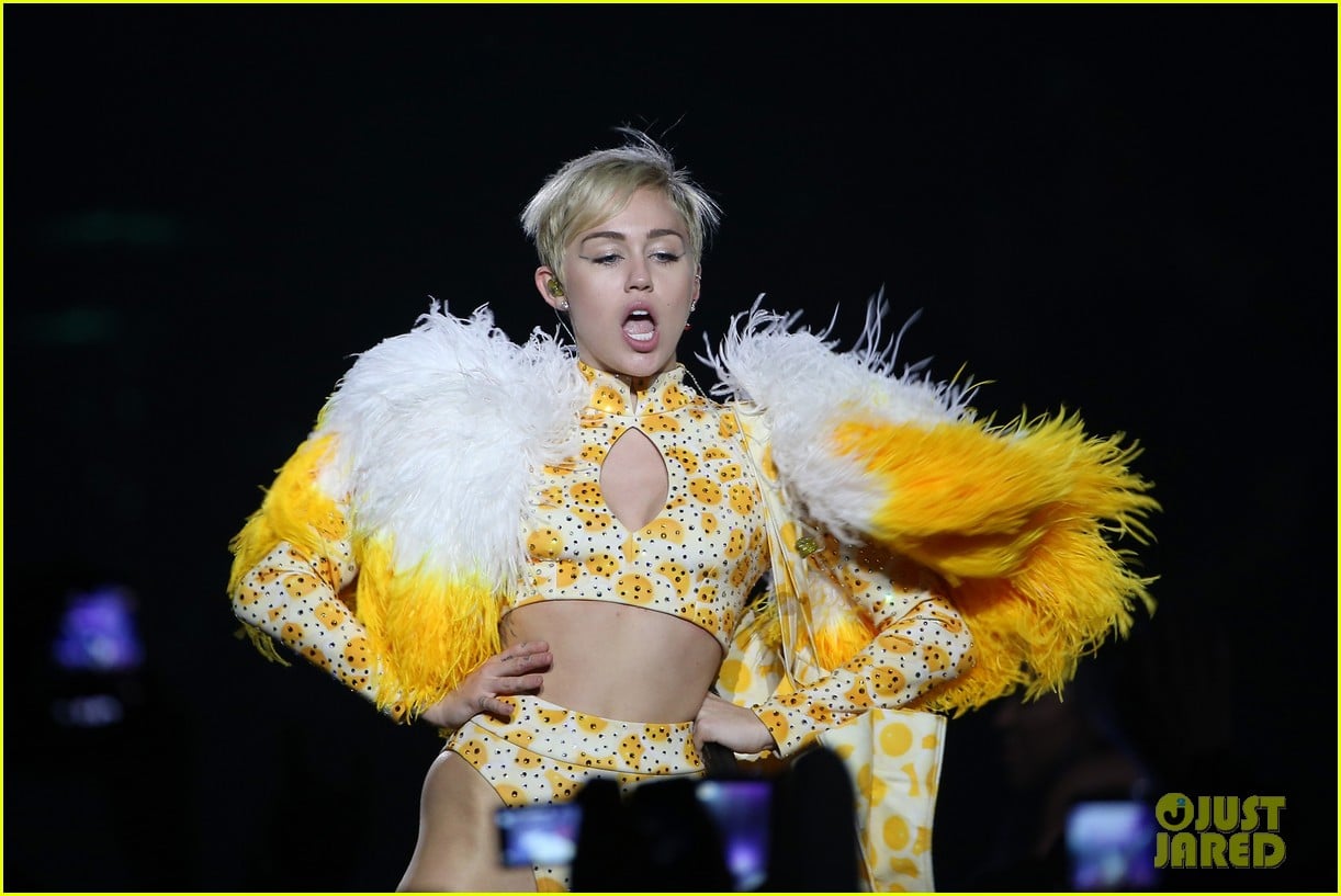 Miley Cyrus Starts 'Bangerz Tour' Down Under in New Zealand: Photo ...