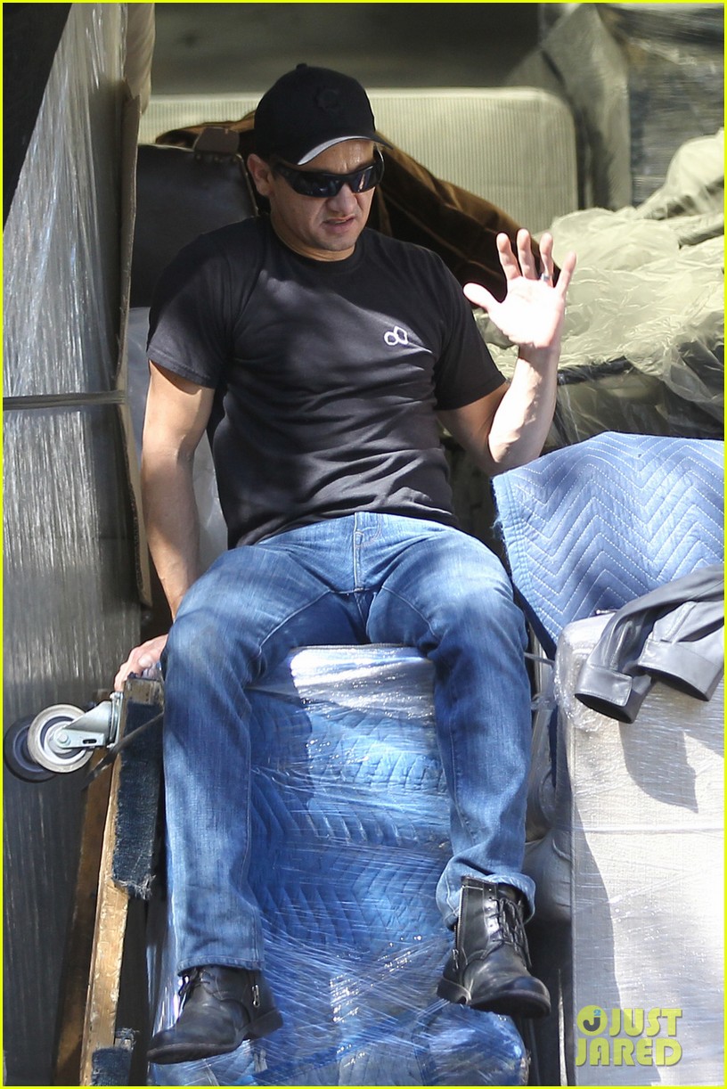 Jeremy Renner Shows Off His Avengers Level Muscles: Photo 3250660 ...
