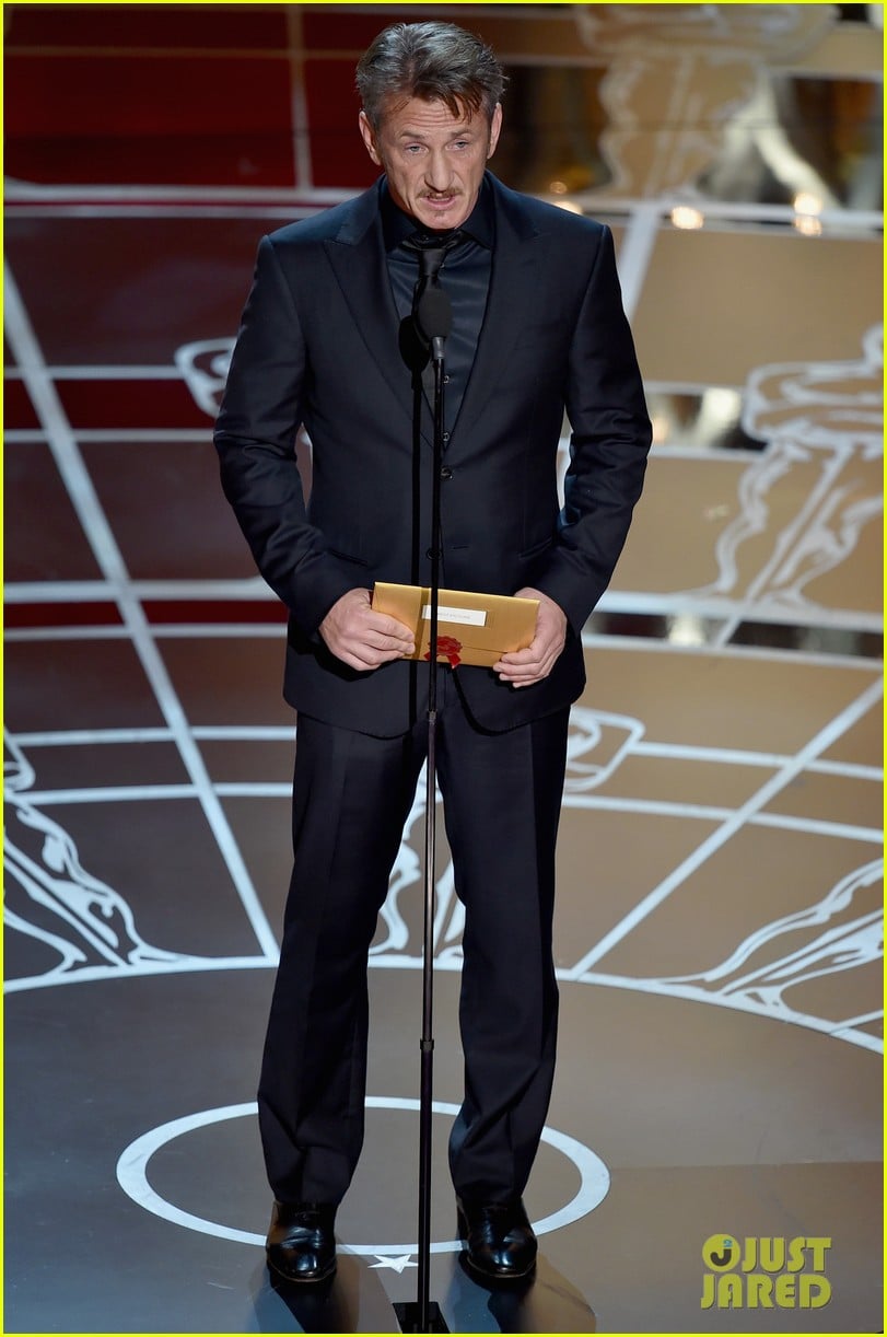 Sean Penn Presents Biggest Award to 'Birdman' at Oscars 2015: Photo ...