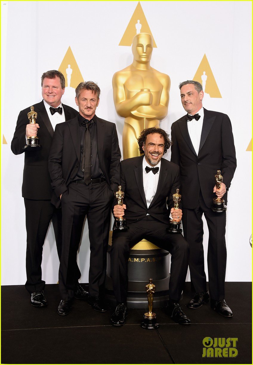 Sean Penn Presents Biggest Award to 'Birdman' at Oscars 2015: Photo ...