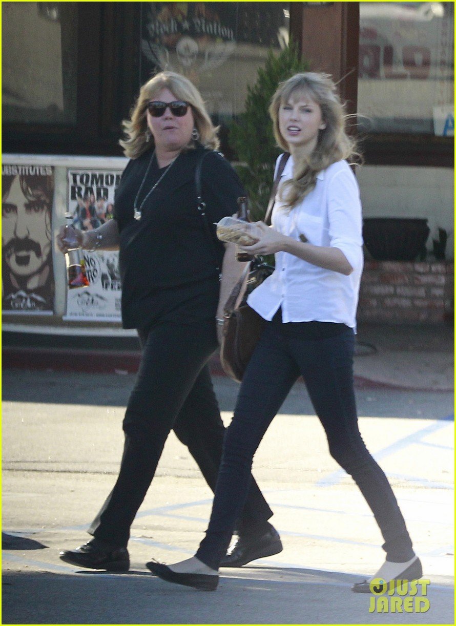 Taylor Swift's Mom Andrea Diagnosed with Cancer: Photo 3343151 | Andrea ...
