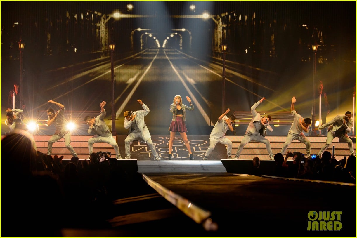 Taylor Swift Breaks Vevo Records with 'Bad Blood' Music Video: Photo ...