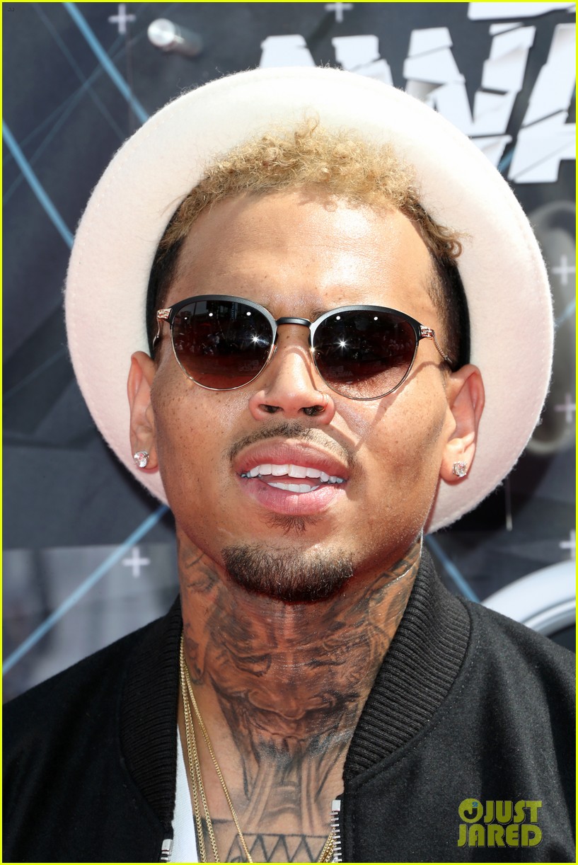Chris Brown Wears Shorts on BET Awards 2015 Red Carpet: Photo 3403803 ...