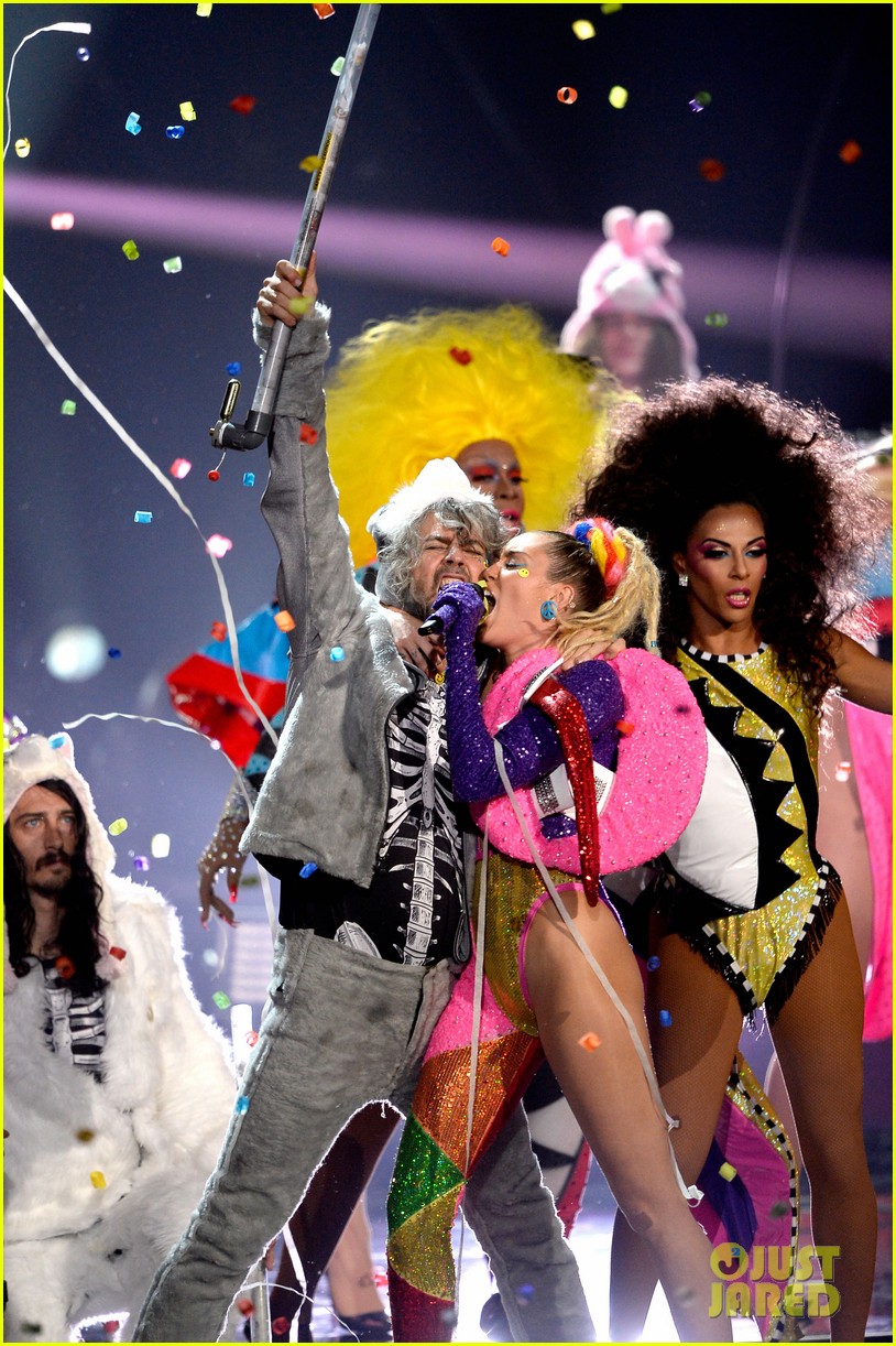 Miley Cyrus Performs New Song 'Dooo It!' at MTV VMAs 2015 - Watch Now ...