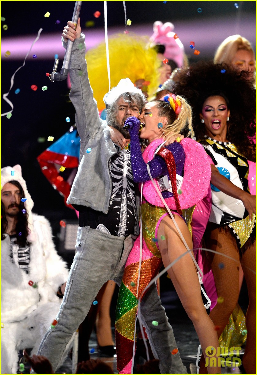 Miley Cyrus Performs New Song 'Dooo It!' at MTV VMAs 2015 - Watch Now ...
