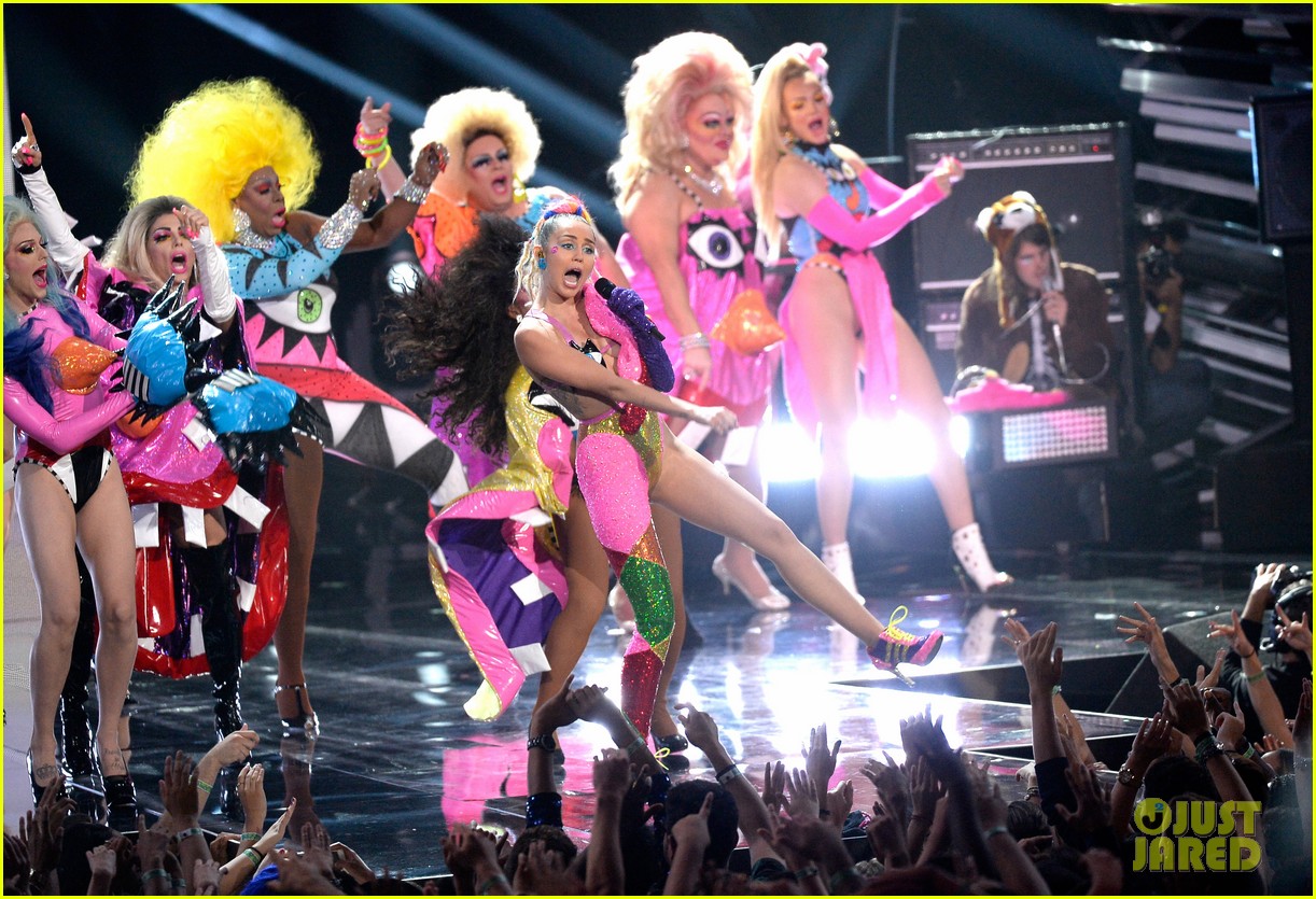 Miley Cyrus Performs New Song 'Dooo It!' at MTV VMAs 2015 - Watch Now ...