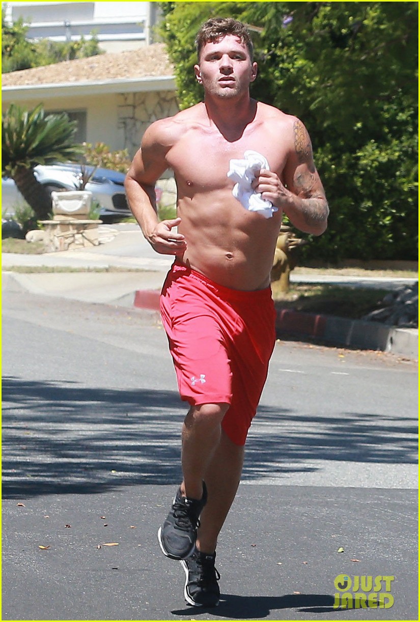 Ryan Phillippe Goes On a Shirtless Jog, Bares Super Fit Body!: Photo ...