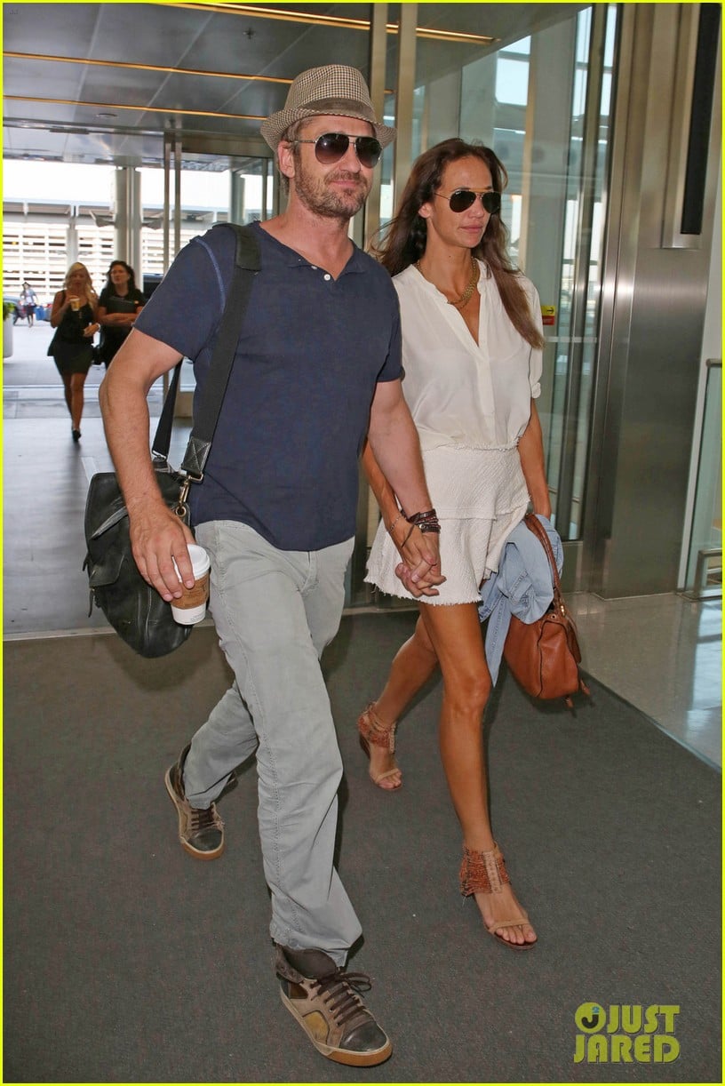 Gerard Butler & Girlfriend Morgan Brown Leave Toronto Together: Photo ...
