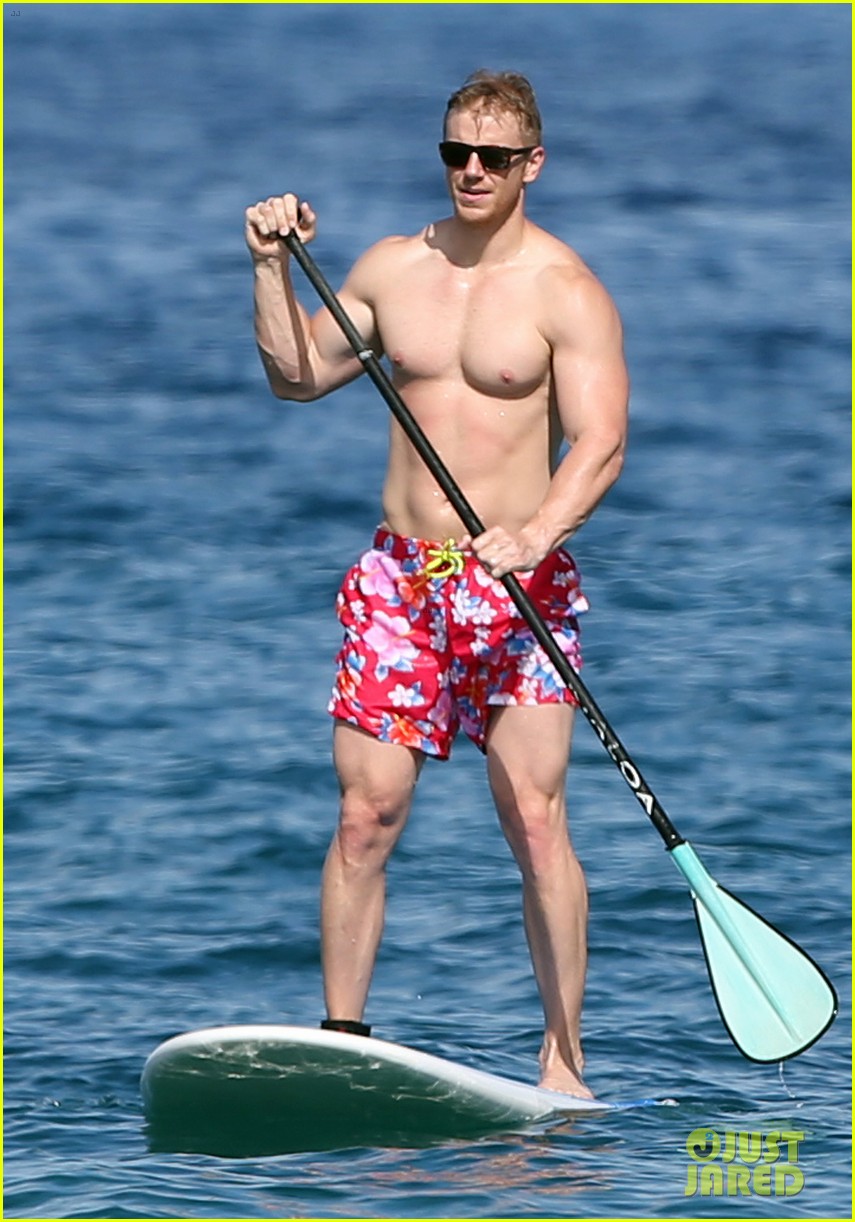 The Bachelor's Sean Lowe Bares Buff Beach Bod with Wife Catherine in ...