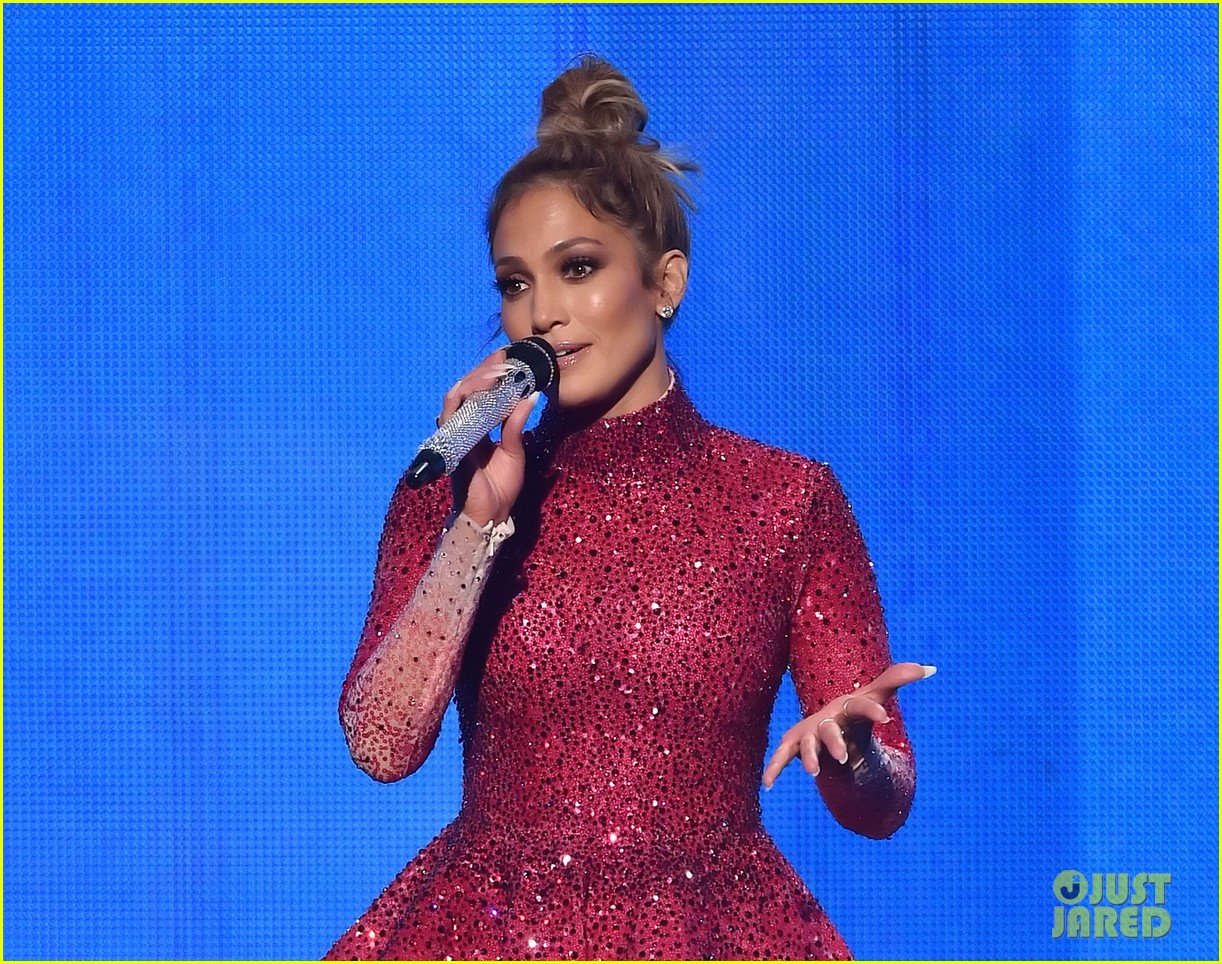 Jennifer Lopez Rocks So Many Different Looks at the AMAs 2015!: Photo ...