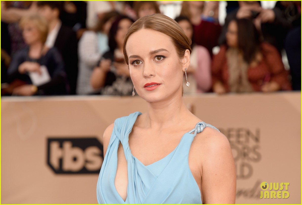 Brie Larson Steps Out in Baby Blue Versace at SAG Awards 2016: Photo ...