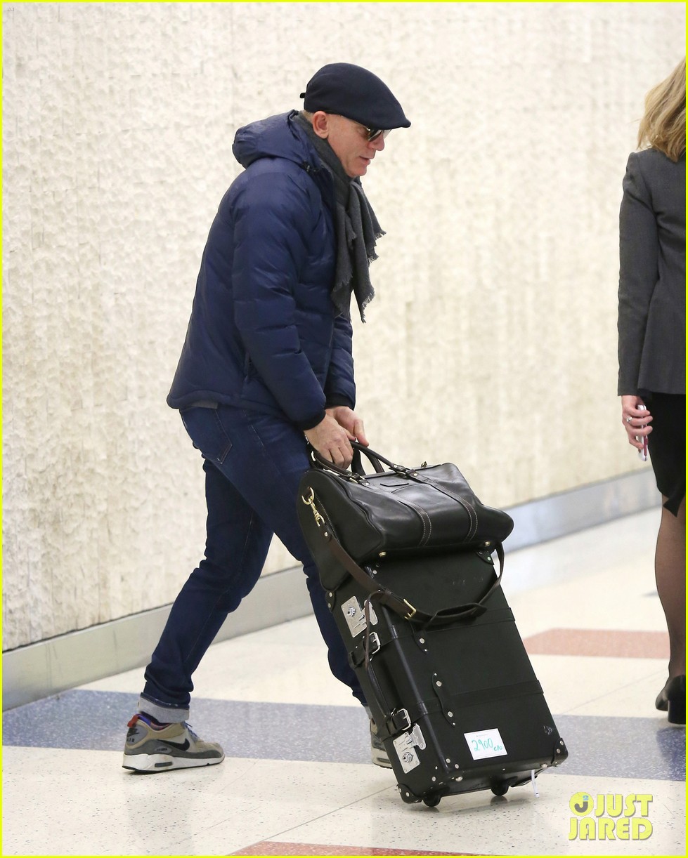 Daniel Craig Arrives Back Home with a Smile!: Photo 3565897 | Daniel ...