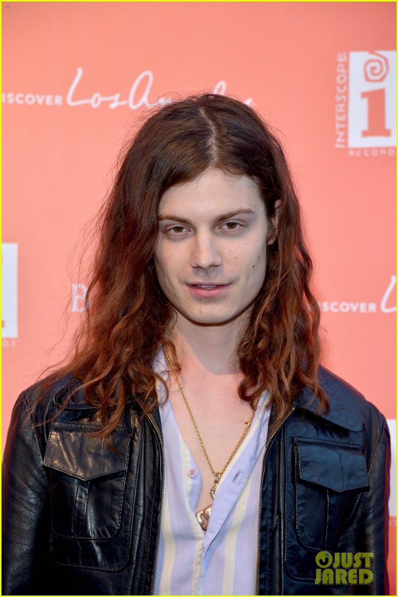BØRNS Performs a Pop-Up Concert in a Crop Top: Photo 3642817 | Borns ...