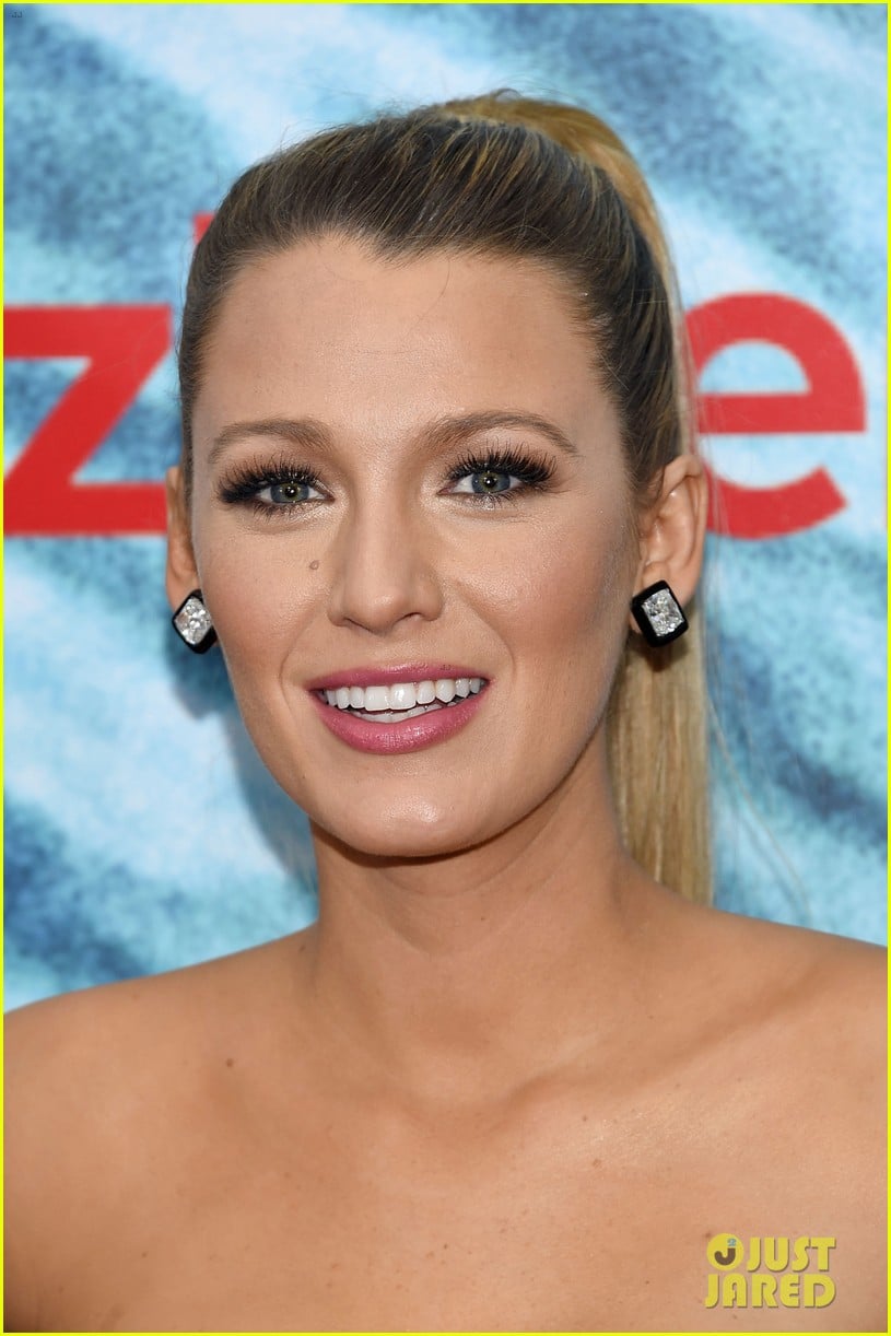 Blake Lively Stuns at 'The Shallows' New York Premiere!: Photo 3688489 ...